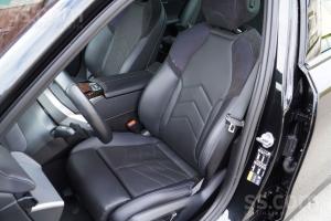Black BMW 530 2023 in Riga, with an engine capacity of 2.00 L and mileage of 37 thousand km for 55900 €, photo 25 on AUTOMOTO.COM.LV