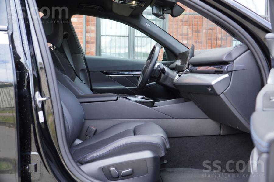 Black BMW 530 2023 in Riga, with an engine capacity of 2.00 L and mileage of 37 thousand km for 55900 €, photo 33 on AUTOMOTO.COM.LV
