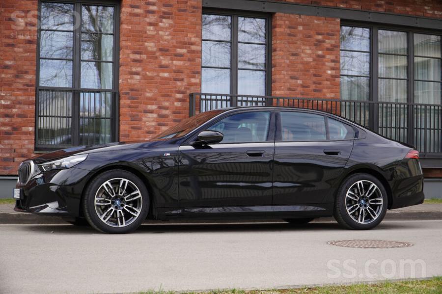 Black BMW 530 2023 in Riga, with an engine capacity of 2.00 L and mileage of 37 thousand km for 55900 €, photo 4 on AUTOMOTO.COM.LV