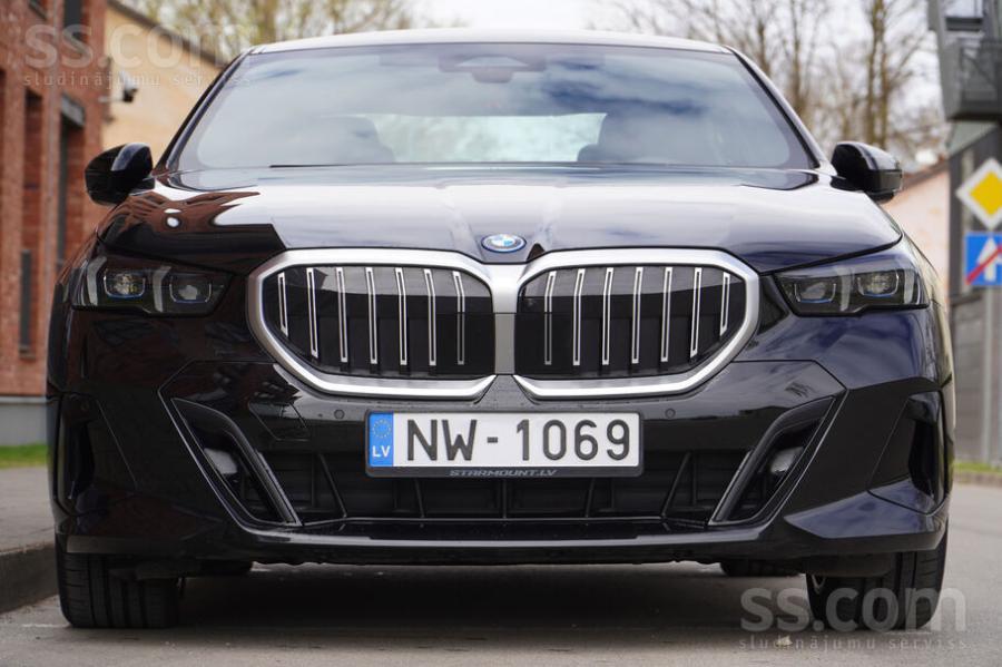 Black BMW 530 2023 in Riga, with an engine capacity of 2.00 L and mileage of 37 thousand km for 55900 €, photo 7 on AUTOMOTO.COM.LV