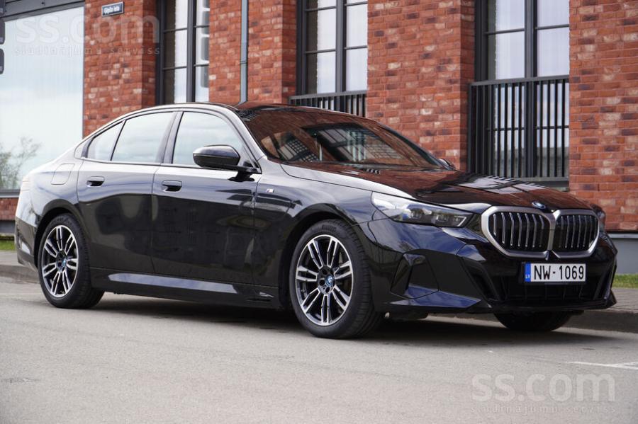 Black BMW 530 2023 in Riga, with an engine capacity of 2.00 L and mileage of 37 thousand km for 55900 €, photo 12 on AUTOMOTO.COM.LV