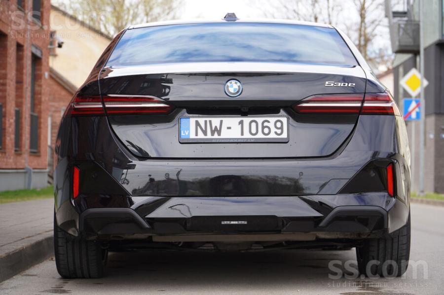 Black BMW 530 2023 in Riga, with an engine capacity of 2.00 L and mileage of 37 thousand km for 55900 €, photo 13 on AUTOMOTO.COM.LV
