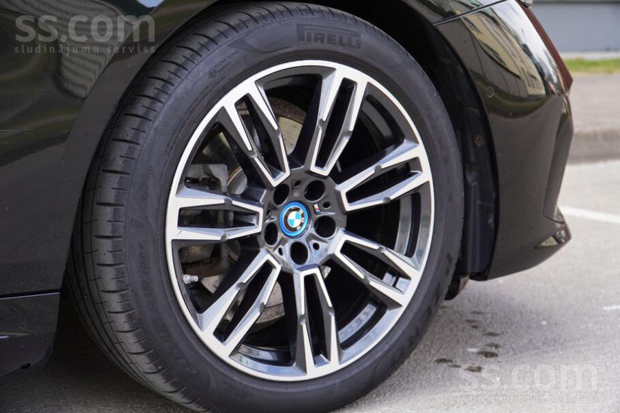 Black BMW 530 2023 in Riga, with an engine capacity of 2.00 L and mileage of 39 thousand km for 48490 €, photo 16 on AUTOMOTO.COM.LV