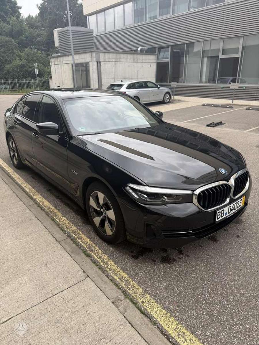 Black BMW 530 2023 in Vilnius, with an engine capacity of 2.00 L and mileage of 220 thousand km for 30500 €, photo 3 on AUTOMOTO.COM.LV