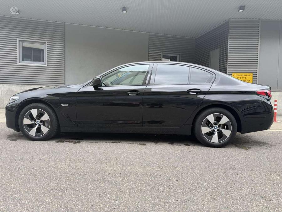 Black BMW 530 2023 in Vilnius, with an engine capacity of 2.00 L and mileage of 220 thousand km for 30500 €, photo 5 on AUTOMOTO.COM.LV