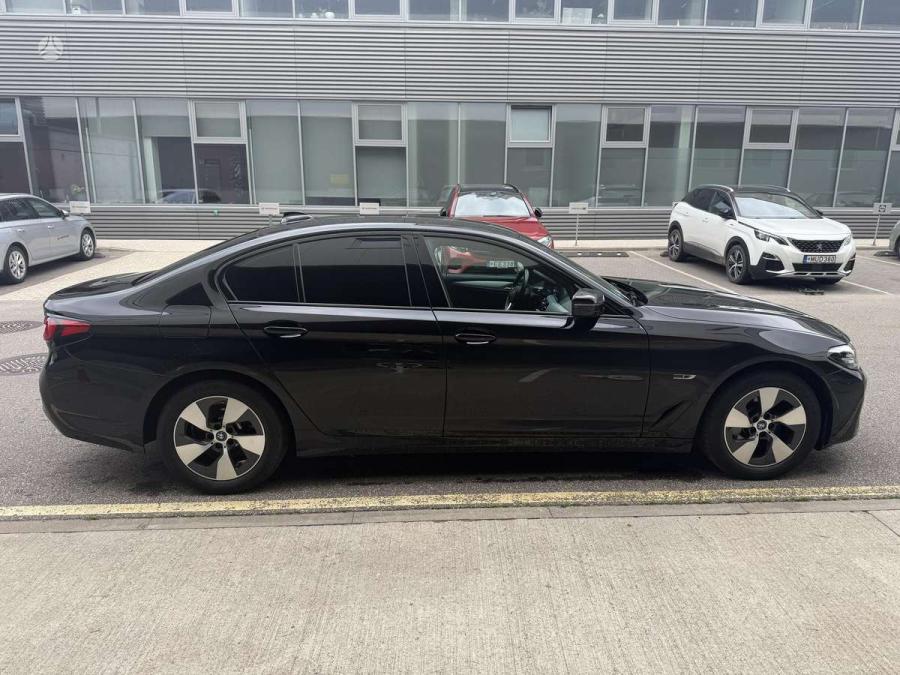 Black BMW 530 2023 in Vilnius, with an engine capacity of 2.00 L and mileage of 220 thousand km for 30500 €, photo 6 on AUTOMOTO.COM.LV