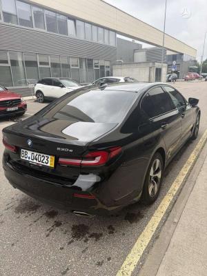 Black BMW 530 2023 in Vilnius, with an engine capacity of 2.00 L and mileage of 220 thousand km for 30500 €, photo 8 on AUTOMOTO.COM.LV