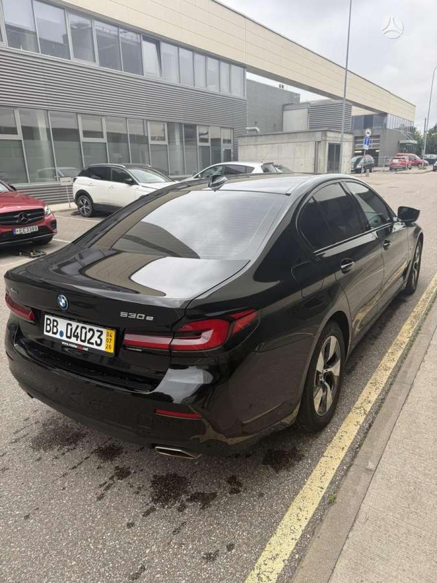 Black BMW 530 2023 in Vilnius, with an engine capacity of 2.00 L and mileage of 220 thousand km for 30500 €, photo 8 on AUTOMOTO.COM.LV