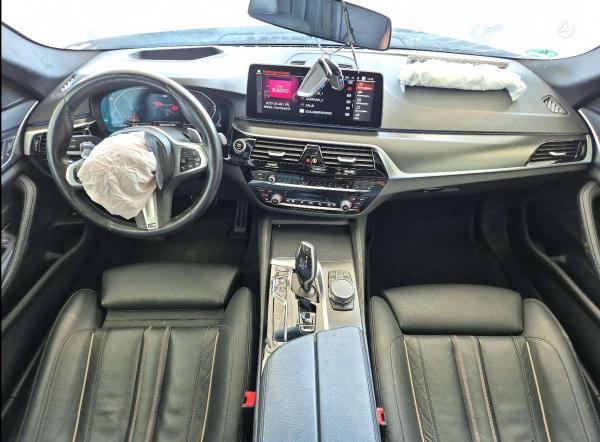 Melns BMW 530 2023 Klaipėda, ar dzinēja tilpumu 2.99 L un nobraukumu 108 tūkst. km par 13000 €, foto 5 vietnē AUTOMOTO.COM.LV