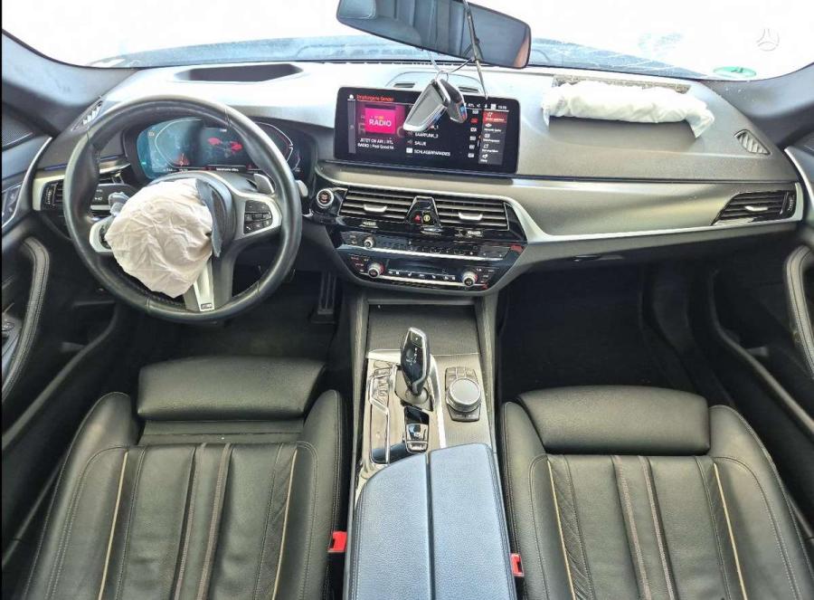 Melns BMW 530 2023 Klaipėda, ar dzinēja tilpumu 2.99 L un nobraukumu 108 tūkst. km par 13000 €, foto 6 vietnē AUTOMOTO.COM.LV