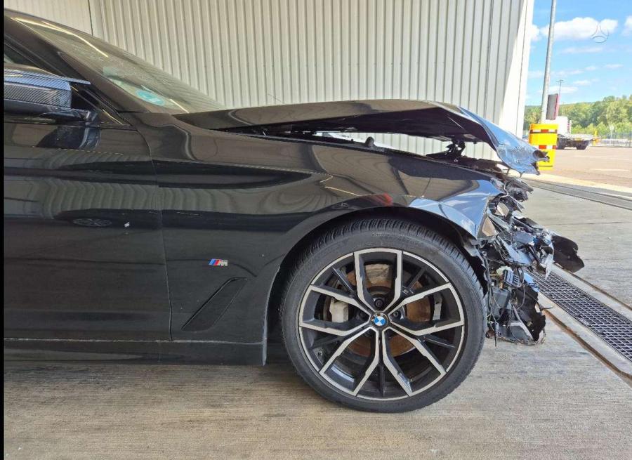 Melns BMW 530 2023 Klaipėda, ar dzinēja tilpumu 2.99 L un nobraukumu 108 tūkst. km par 13000 €, foto 14 vietnē AUTOMOTO.COM.LV