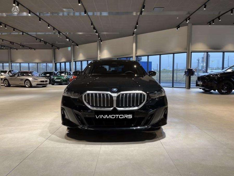 Black BMW 530 2024 in Vilnius, with an engine capacity of 2.00 L and mileage of 21 thousand km for 54900 €, photo 2 on AUTOMOTO.COM.LV