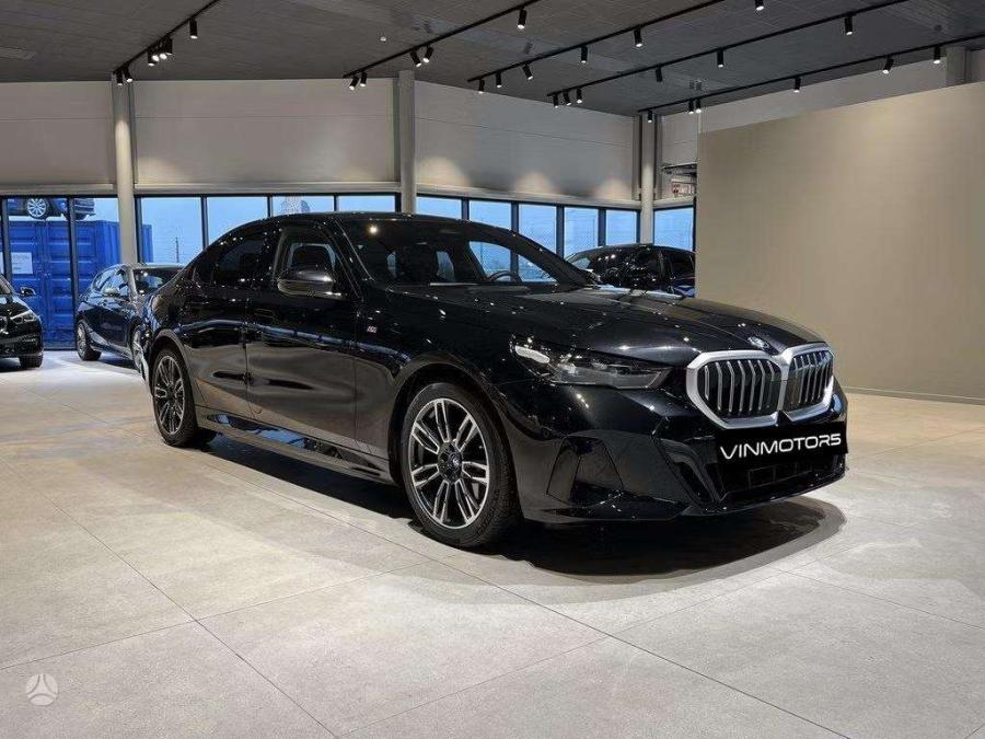 Black BMW 530 2024 in Vilnius, with an engine capacity of 2.00 L and mileage of 21 thousand km for 54900 €, photo 3 on AUTOMOTO.COM.LV