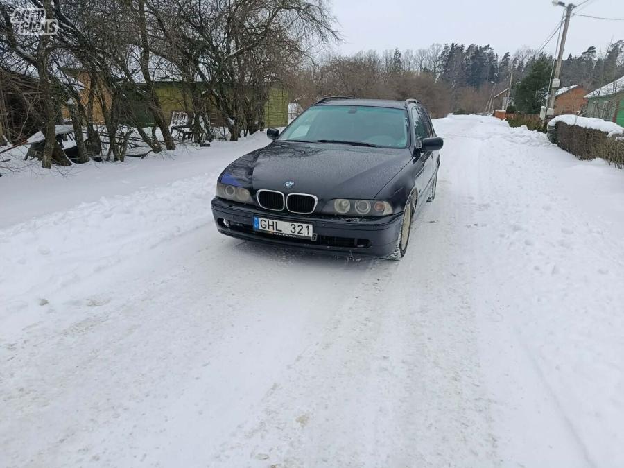 Black BMW 530 2003 in Mazeikiai, with an engine capacity of 3.00 L and mileage of 450 thousand km for 1100 €, photo 1 on AUTOMOTO.COM.LV