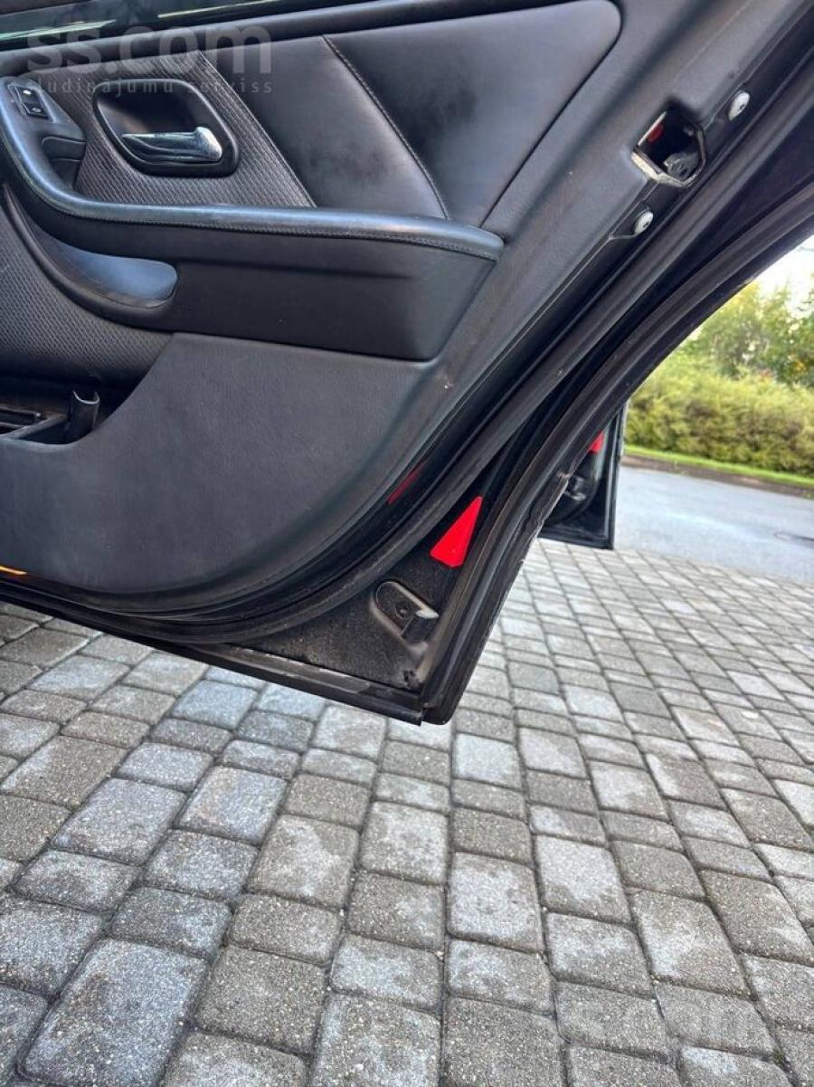 Black BMW 530 2003 in Rezekne, with an engine capacity of 3.00 L and mileage of 352 thousand km for 2680 €, photo 4 on AUTOMOTO.COM.LV
