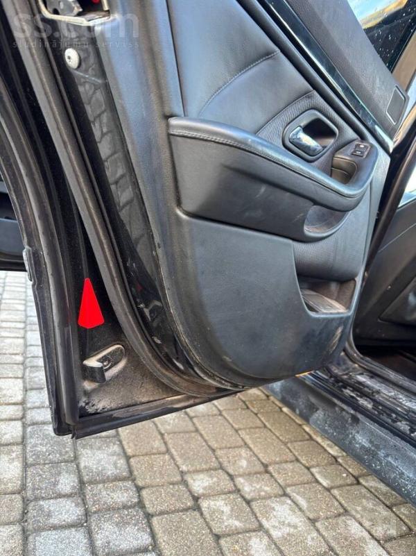 Black BMW 530 2003 in Rezekne, with an engine capacity of 3.00 L and mileage of 352 thousand km for 2680 €, photo 5 on AUTOMOTO.COM.LV