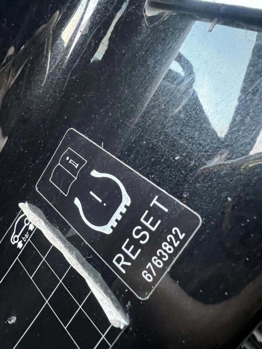 Melns BMW 530 2004 Rīga, ar dzinēja tilpumu 3.00 L un nobraukumu 280 tūkst. km par 3900 €, foto 19 vietnē AUTOMOTO.COM.LV
