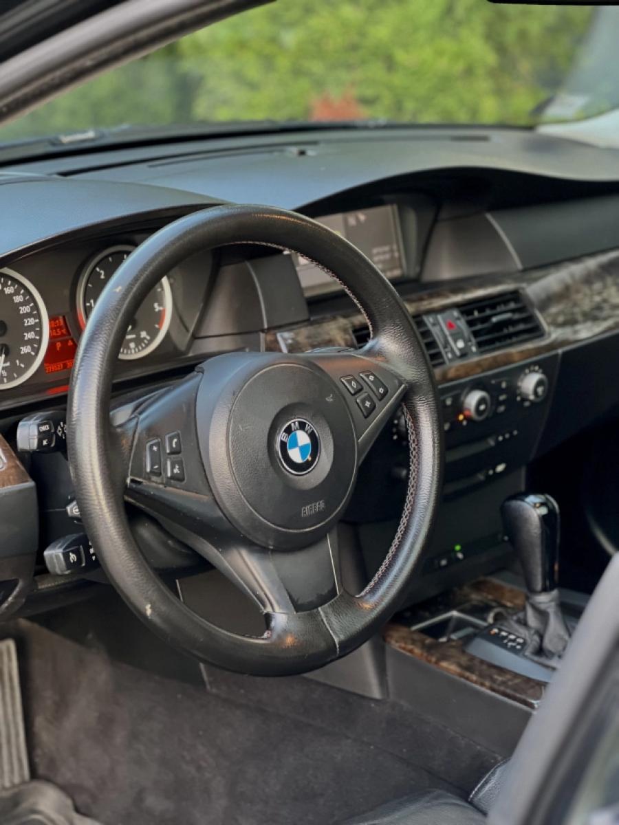 Melns BMW 530 2004 Rīga, ar dzinēja tilpumu 3.00 L un nobraukumu 280 tūkst. km par 3900 €, foto 26 vietnē AUTOMOTO.COM.LV