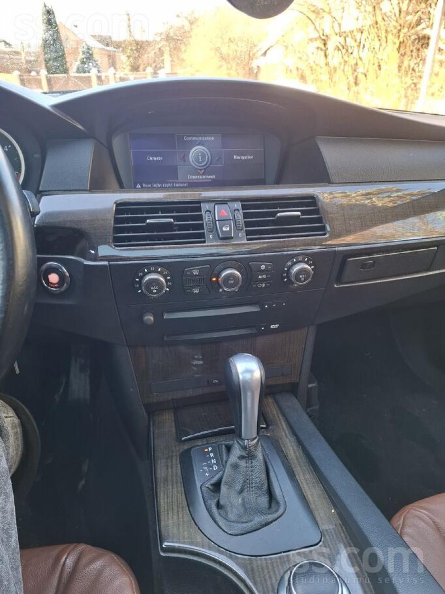 Black BMW 530 2005 in Jelgava, with an engine capacity of 3.00 L and mileage of 425 thousand km for 2500 €, photo 13 on AUTOMOTO.COM.LV