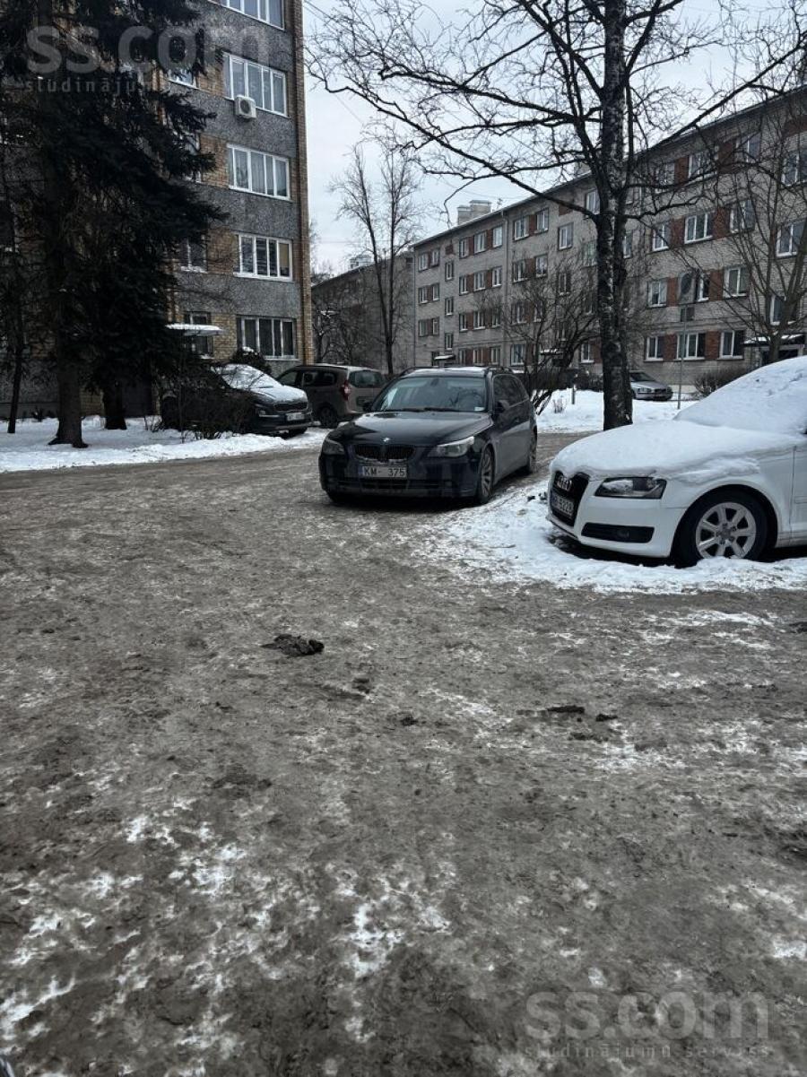 Black BMW 530 2005 in Riga, with an engine capacity of 3.00 L and mileage of 355 thousand km for 2890 €, photo 29 on AUTOMOTO.COM.LV