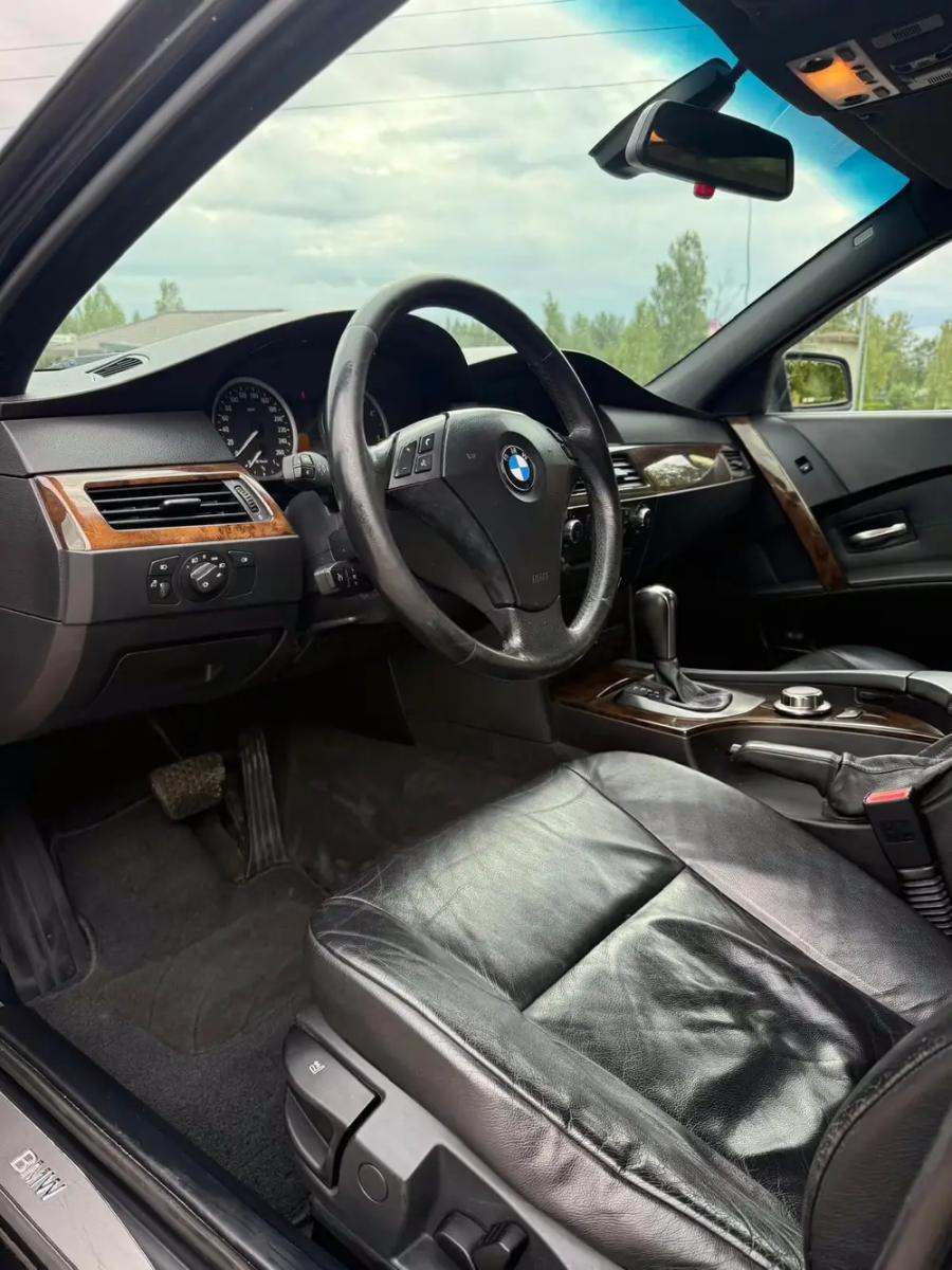 Black BMW 530 2005 in Riga, with an engine capacity of 3.00 L and mileage of 336 thousand km for 3800 €, photo 10 on AUTOMOTO.COM.LV