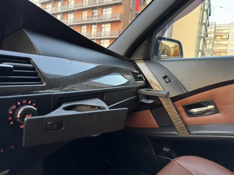 Black BMW 530 2005 in Riga, with an engine capacity of 3.00 L and mileage of 409 thousand km for 3790 €, photo 22 on AUTOMOTO.COM.LV