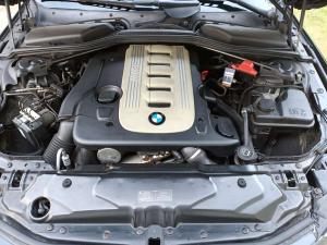 Melns BMW 530 2005 Viļņa, ar dzinēja tilpumu 2.99 L un nobraukumu 274 tūkst. km par 3650 €, foto 18 vietnē AUTOMOTO.COM.LV