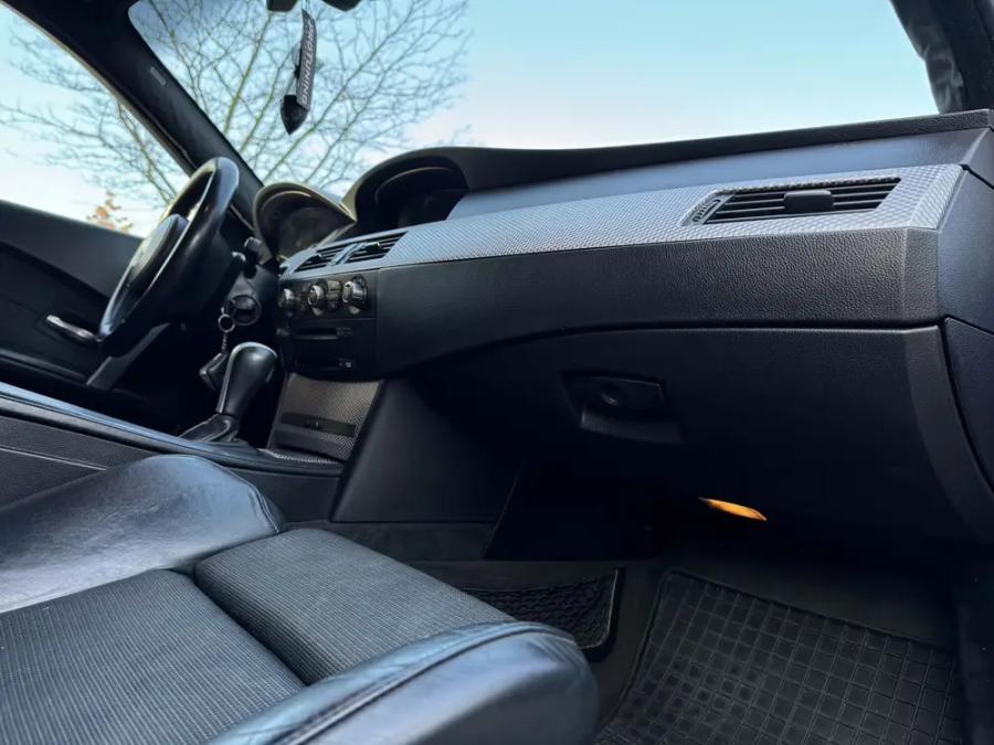 Black BMW 530 2006 in Riga, with an engine capacity of 3.00 L and mileage of 275 thousand km for 3390 €, photo 16 on AUTOMOTO.COM.LV