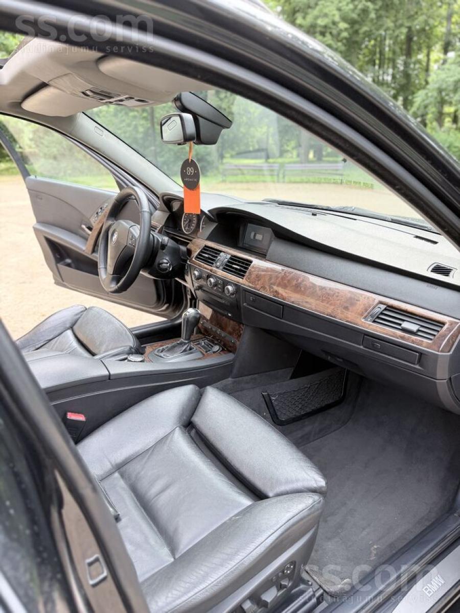Black BMW 530 2006 in Riga, with an engine capacity of 3.00 L and mileage of 322 thousand km for 3150 €, photo 22 on AUTOMOTO.COM.LV
