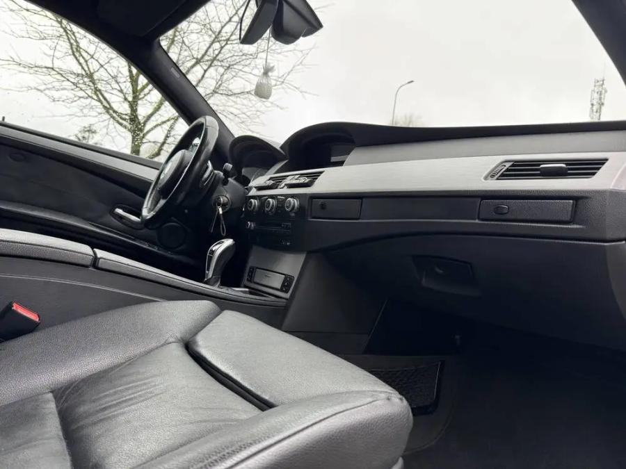 Black BMW 530 2007 in Riga, with an engine capacity of 3.00 L and mileage of 363 thousand km for 5990 €, photo 12 on AUTOMOTO.COM.LV