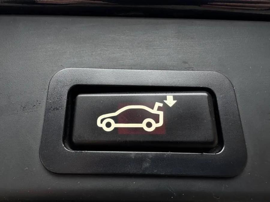 Black BMW 530 2007 in Riga, with an engine capacity of 3.00 L and mileage of 363 thousand km for 5990 €, photo 15 on AUTOMOTO.COM.LV