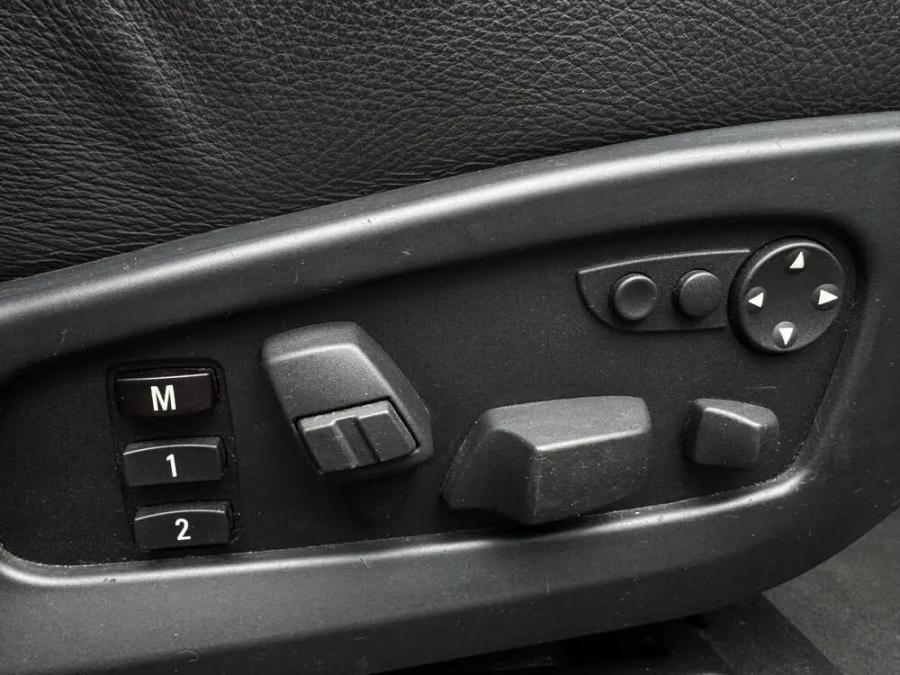 Black BMW 530 2007 in Riga, with an engine capacity of 3.00 L and mileage of 363 thousand km for 5990 €, photo 16 on AUTOMOTO.COM.LV