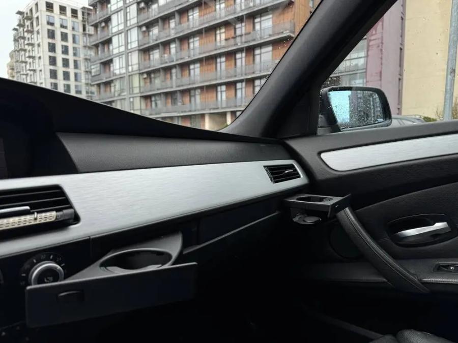 Black BMW 530 2007 in Riga, with an engine capacity of 3.00 L and mileage of 363 thousand km for 5990 €, photo 29 on AUTOMOTO.COM.LV
