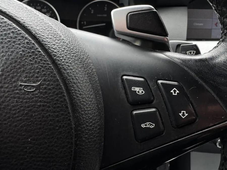 Black BMW 530 2007 in Riga, with an engine capacity of 3.00 L and mileage of 363 thousand km for 5990 €, photo 30 on AUTOMOTO.COM.LV