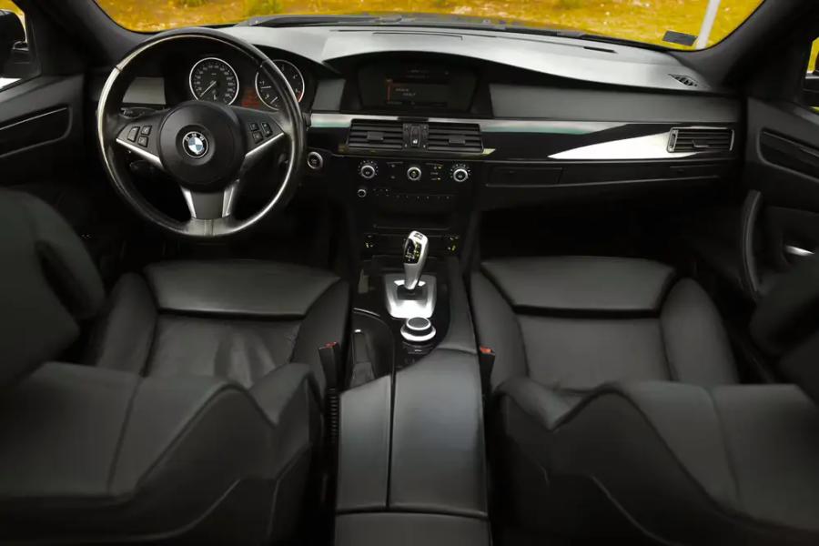 Melns BMW 530 2008 Jelgava, ar dzinēja tilpumu 3.00 L un nobraukumu 366 tūkst. km par 6190 €, foto 9 vietnē AUTOMOTO.COM.LV