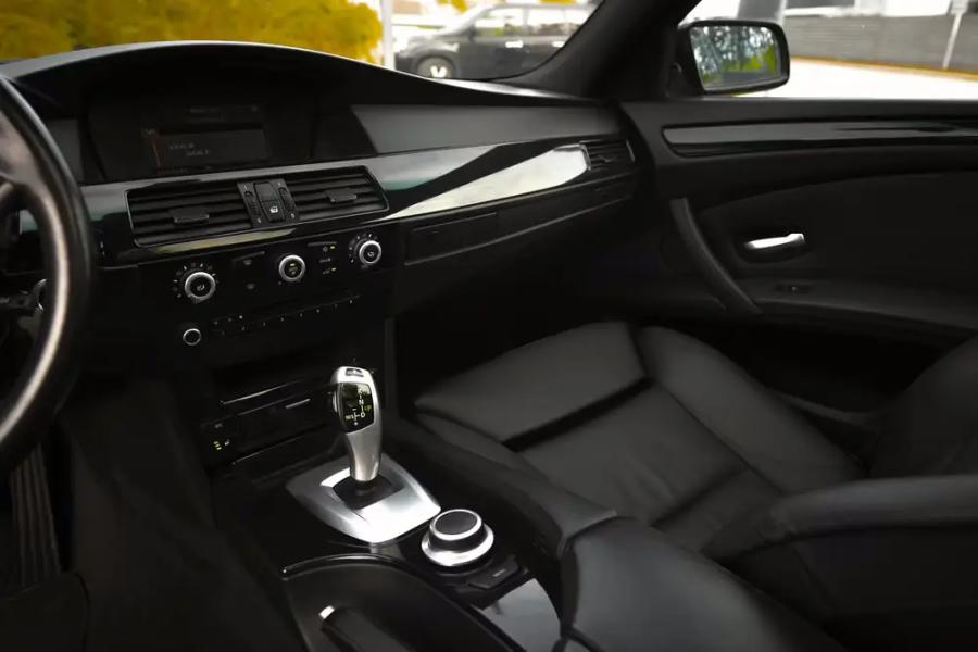 Melns BMW 530 2008 Jelgava, ar dzinēja tilpumu 3.00 L un nobraukumu 366 tūkst. km par 6190 €, foto 17 vietnē AUTOMOTO.COM.LV