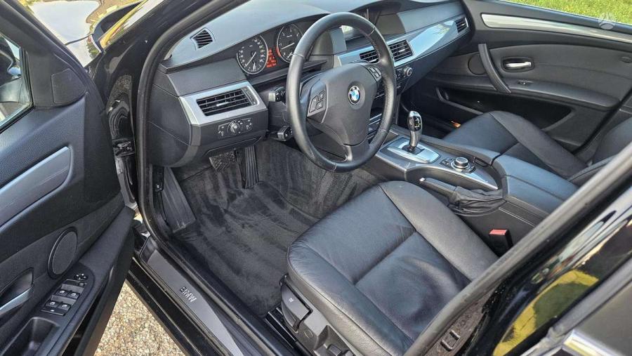 Melns BMW 530 2009 Elektrėnai, ar dzinēja tilpumu 2.99 L un nobraukumu 277 tūkst. km par 5350 €, foto 16 vietnē AUTOMOTO.COM.LV