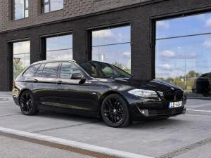 Black BMW 530 2010 in Riga, with an engine capacity of 3.00 L and mileage of 325 thousand km for 9900 €, photo 3 on AUTOMOTO.COM.LV