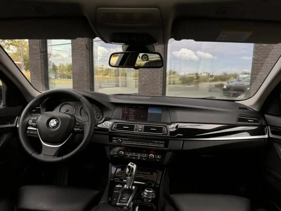 Black BMW 530 2010 in Riga, with an engine capacity of 3.00 L and mileage of 325 thousand km for 9900 €, photo 8 on AUTOMOTO.COM.LV