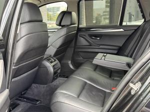 Black BMW 530 2010 in Riga, with an engine capacity of 3.00 L and mileage of 325 thousand km for 9900 €, photo 10 on AUTOMOTO.COM.LV