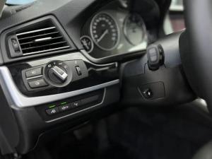 Black BMW 530 2010 in Riga, with an engine capacity of 3.00 L and mileage of 325 thousand km for 9900 €, photo 12 on AUTOMOTO.COM.LV