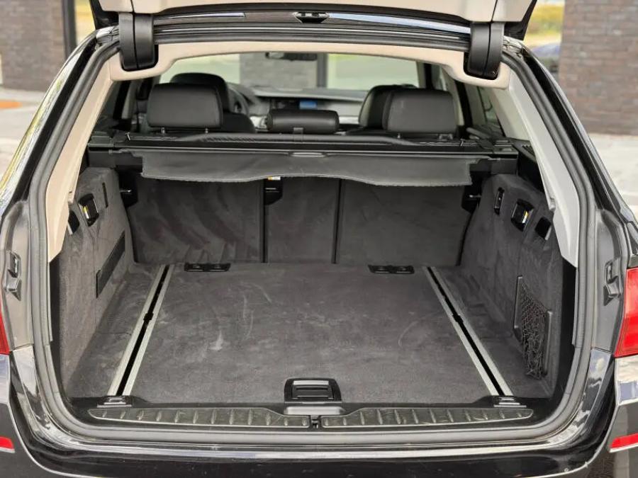 Black BMW 530 2010 in Riga, with an engine capacity of 3.00 L and mileage of 325 thousand km for 9900 €, photo 16 on AUTOMOTO.COM.LV