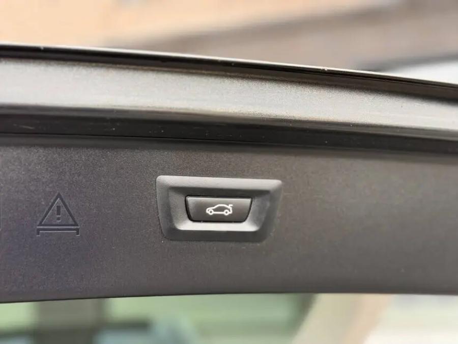 Black BMW 530 2010 in Riga, with an engine capacity of 3.00 L and mileage of 325 thousand km for 9900 €, photo 17 on AUTOMOTO.COM.LV