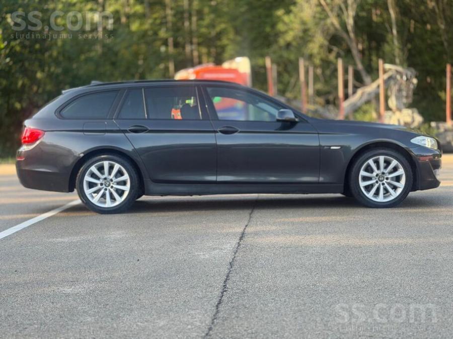 Black BMW 530 2010 in Riga, with an engine capacity of 3.00 L and mileage of 310 thousand km for 7250 €, photo 9 on AUTOMOTO.COM.LV