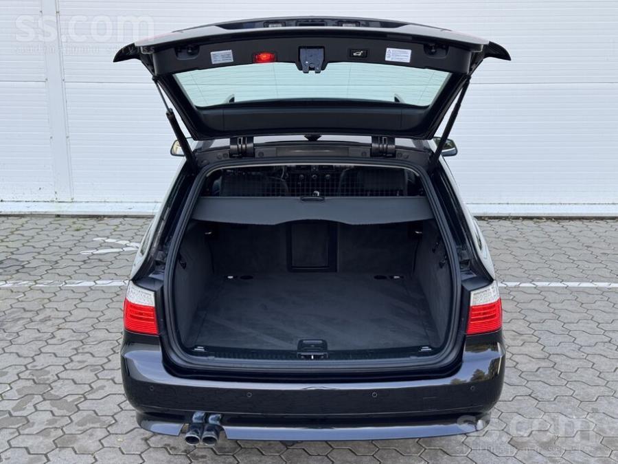 Black BMW 530 2010 in Riga, with an engine capacity of 3.00 L and mileage of 344 thousand km for 6480 €, photo 30 on AUTOMOTO.COM.LV