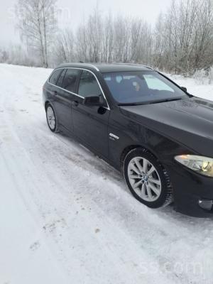 Black BMW 530 2011 in Bauska, with an engine capacity of 3.00 L and mileage of 348 thousand km for 9300 €, photo 4 on AUTOMOTO.COM.LV