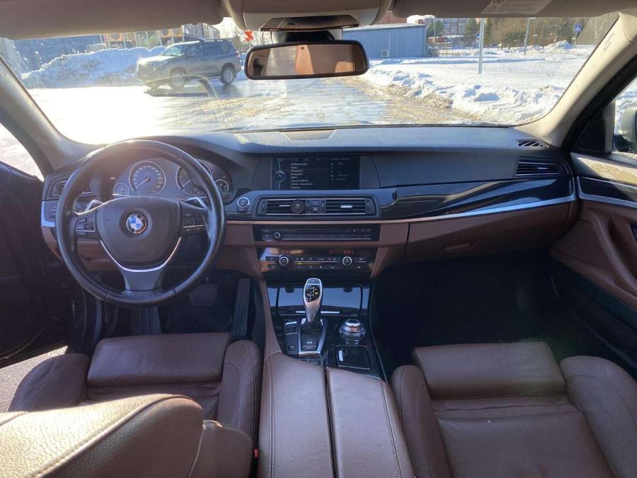 Black BMW 530 2011 in Pasvalys, with an engine capacity of 2.99 L and mileage of 290 thousand km for 8500 €, photo 10 on AUTOMOTO.COM.LV