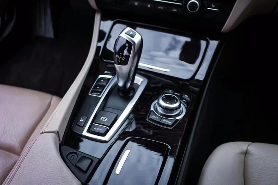 Melns BMW 530 2011 Jelgava, ar dzinēja tilpumu 3.00 L un nobraukumu 269 tūkst. km par 9950 €, foto 13 vietnē AUTOMOTO.COM.LV