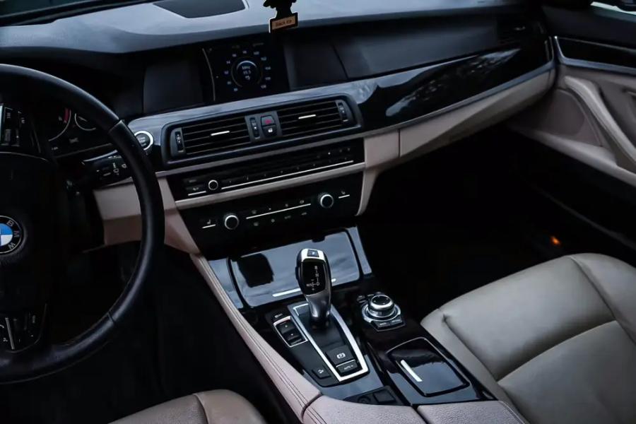 Melns BMW 530 2011 Jelgava, ar dzinēja tilpumu 3.00 L un nobraukumu 269 tūkst. km par 9950 €, foto 20 vietnē AUTOMOTO.COM.LV