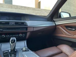 Melns BMW 530 2011 Viļņa, ar dzinēja tilpumu 2.99 L un nobraukumu 325 tūkst. km par 7800 €, foto 31 vietnē AUTOMOTO.COM.LV